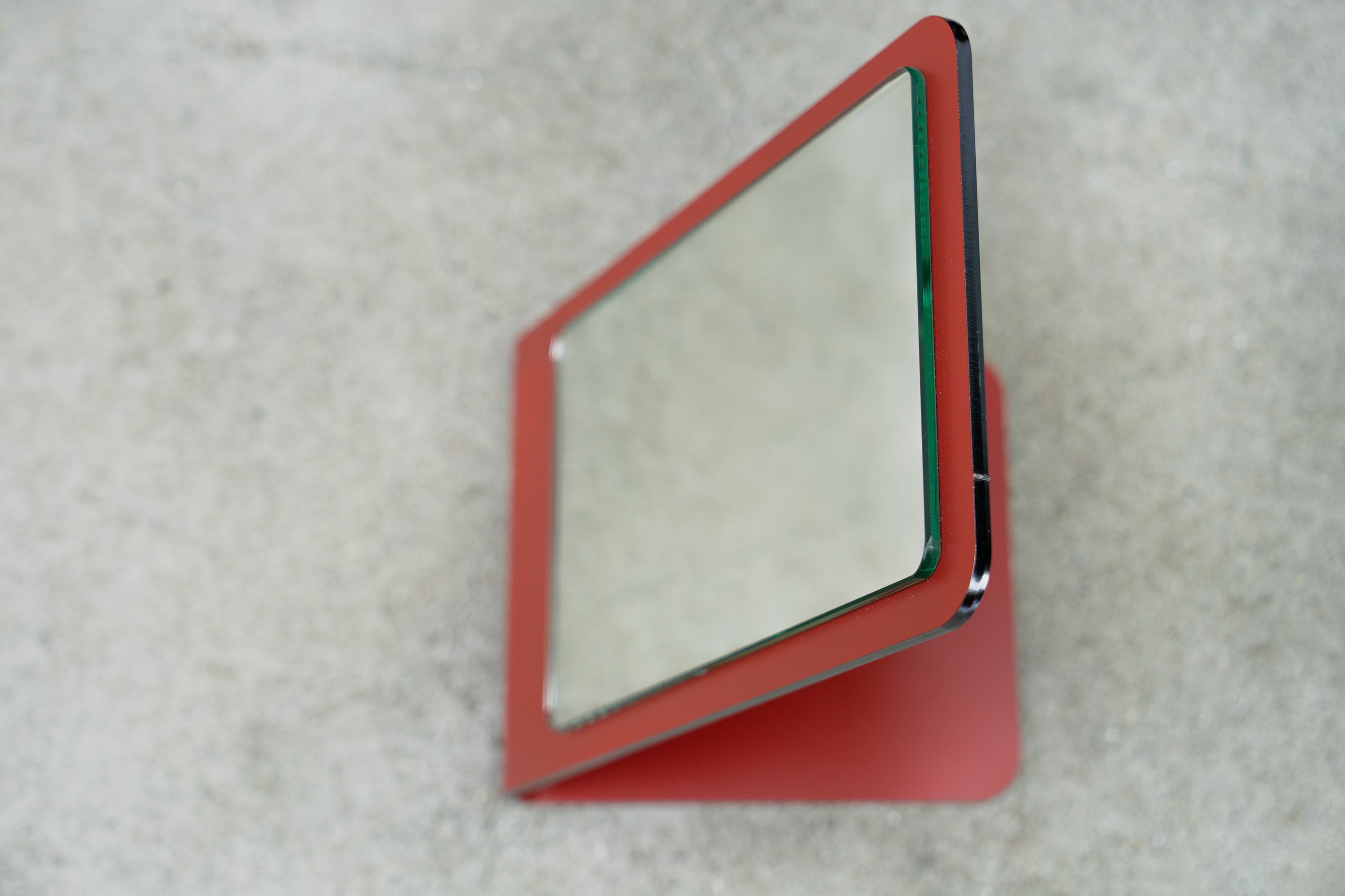 Slanted table mirror– B E N T